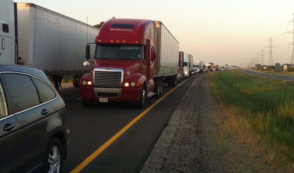 Fatal crash shuts Highway 401 | Windsor Star