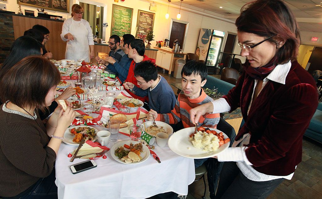 Green Bean Cafe hosts community meal (with video) | Windsor Star