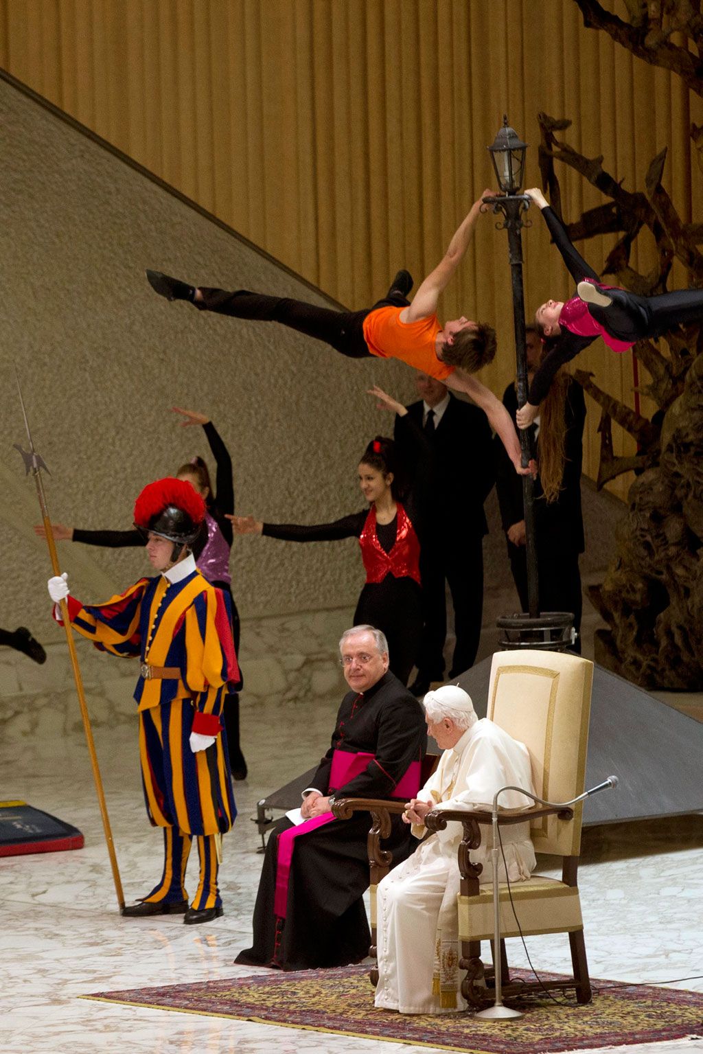 Pope greets clowns, acrobats as circus comes to town (with gallery ...