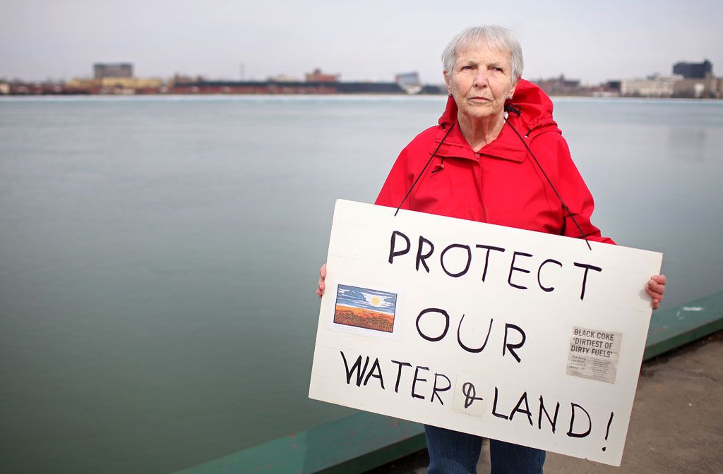 Protesters lament 'disgusting' petroleum coke pile on Detroit River ...