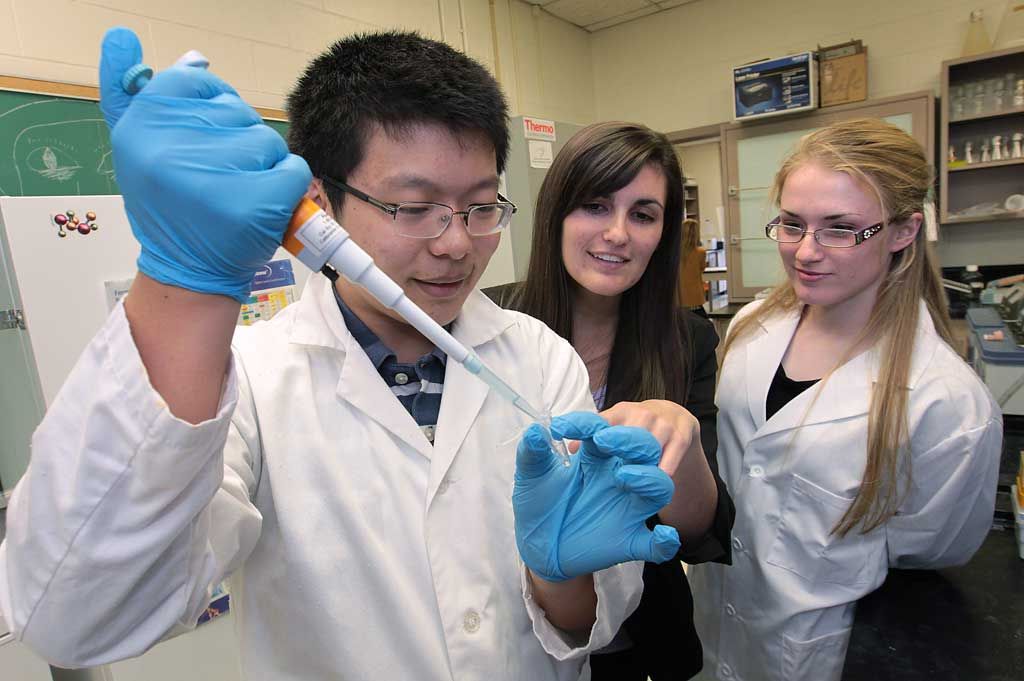Windsor Massey high school duo nab prestigious science prize | Windsor Star