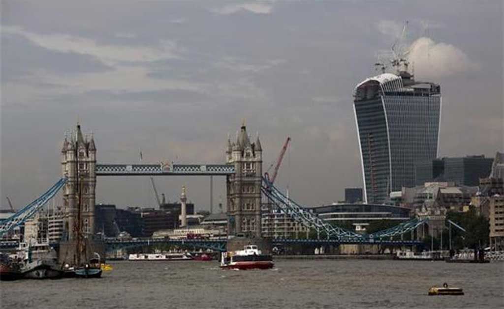 Reflection from London skyscraper blamed for melting luxury car ...