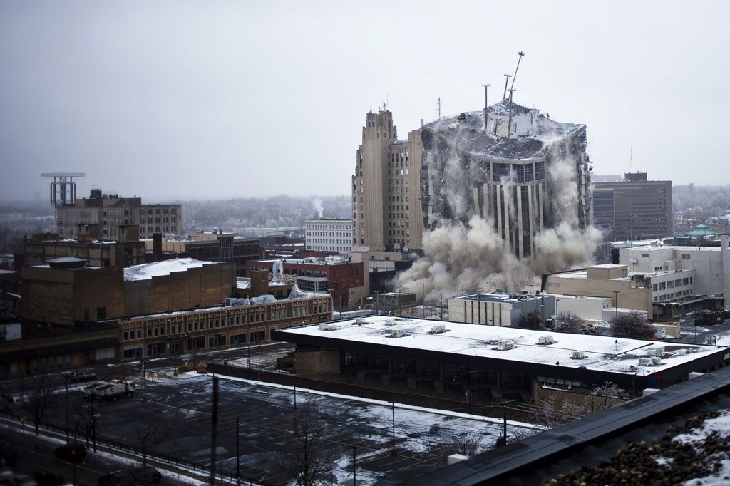 Video and Photos: Flint's Largest Building Demolished | Windsor Star