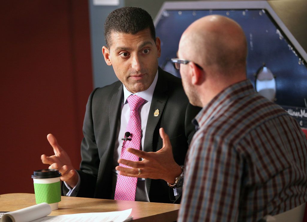 Video: Eddie Francis Hits Windsor Star News Cafe | Windsor Star