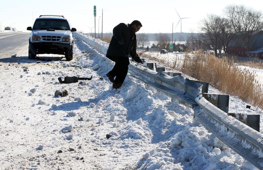Icy fallout from Windsor area snowstorm causes crashes on Highway 401 ...