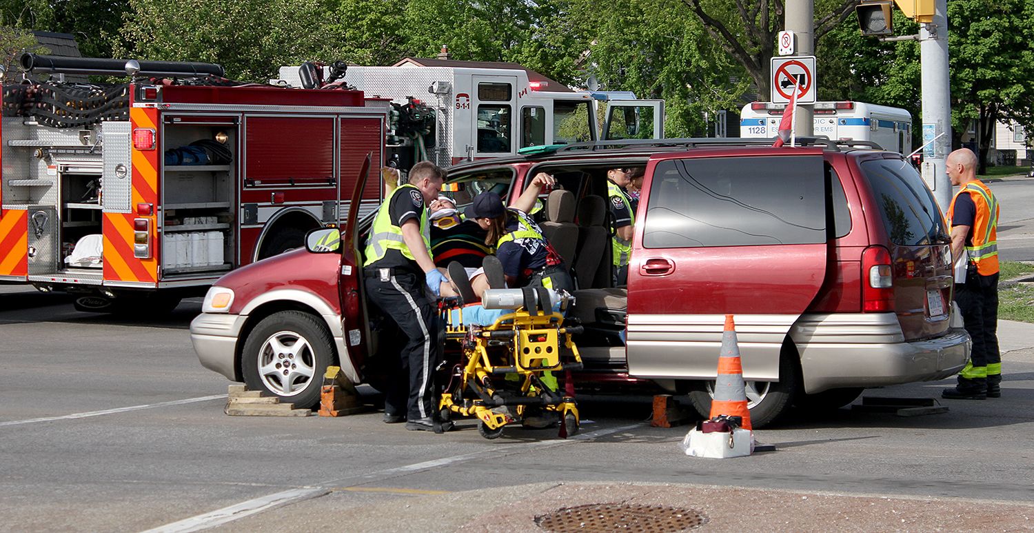 Multiple motorists injured after collision on Howard Avenue | Windsor Star