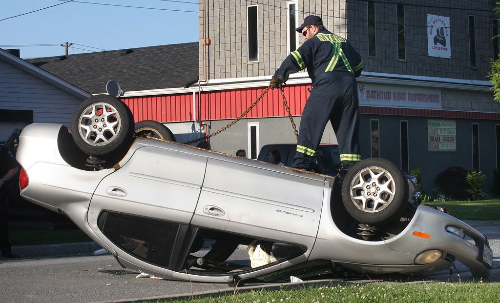 Rollover collision draws crowd in central Windsor | Windsor Star