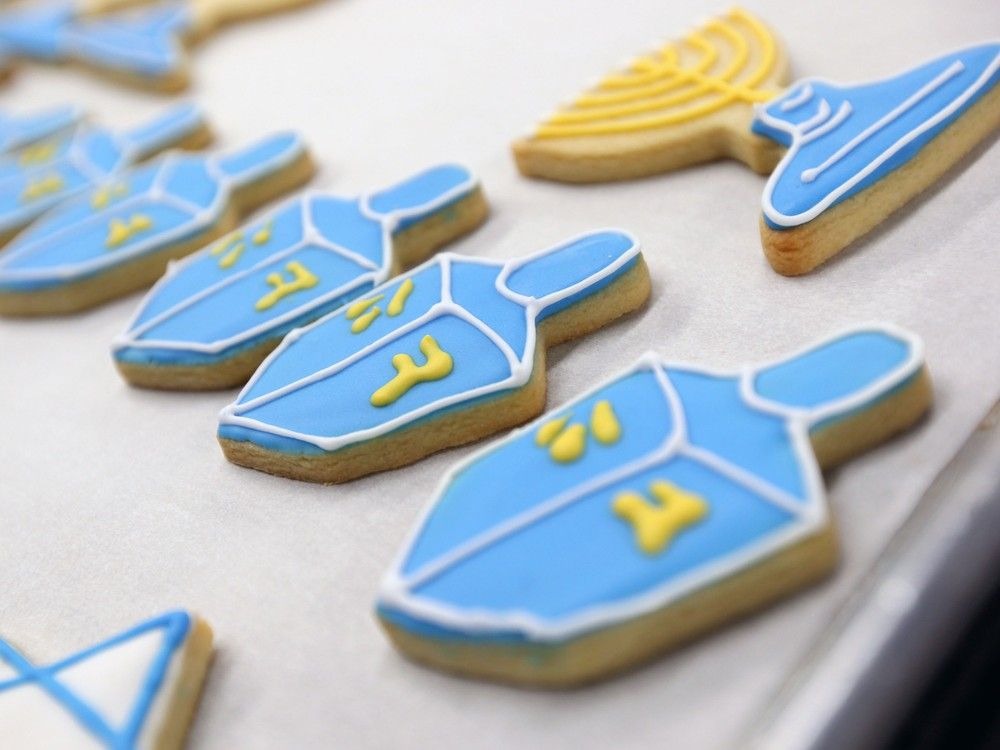 Decorate holiday cookies like a pro ... but have a little patience ...