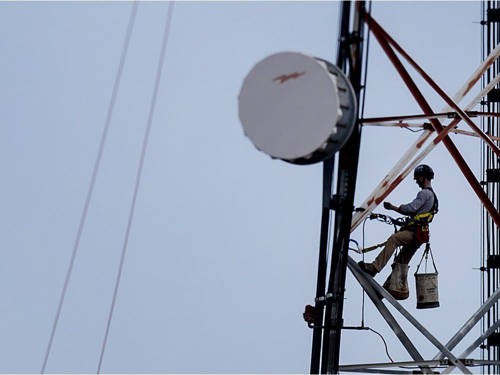Photo: Cell tower worker goes about his business | Windsor Star