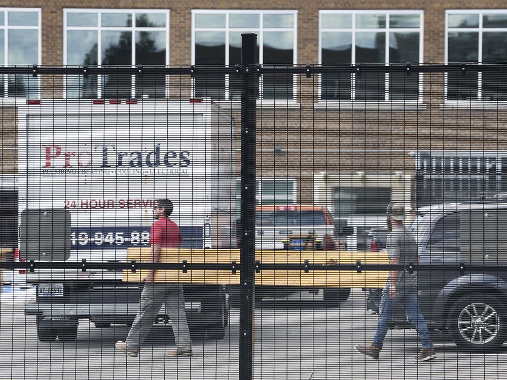 Federal workers expected to return to building end of September ...