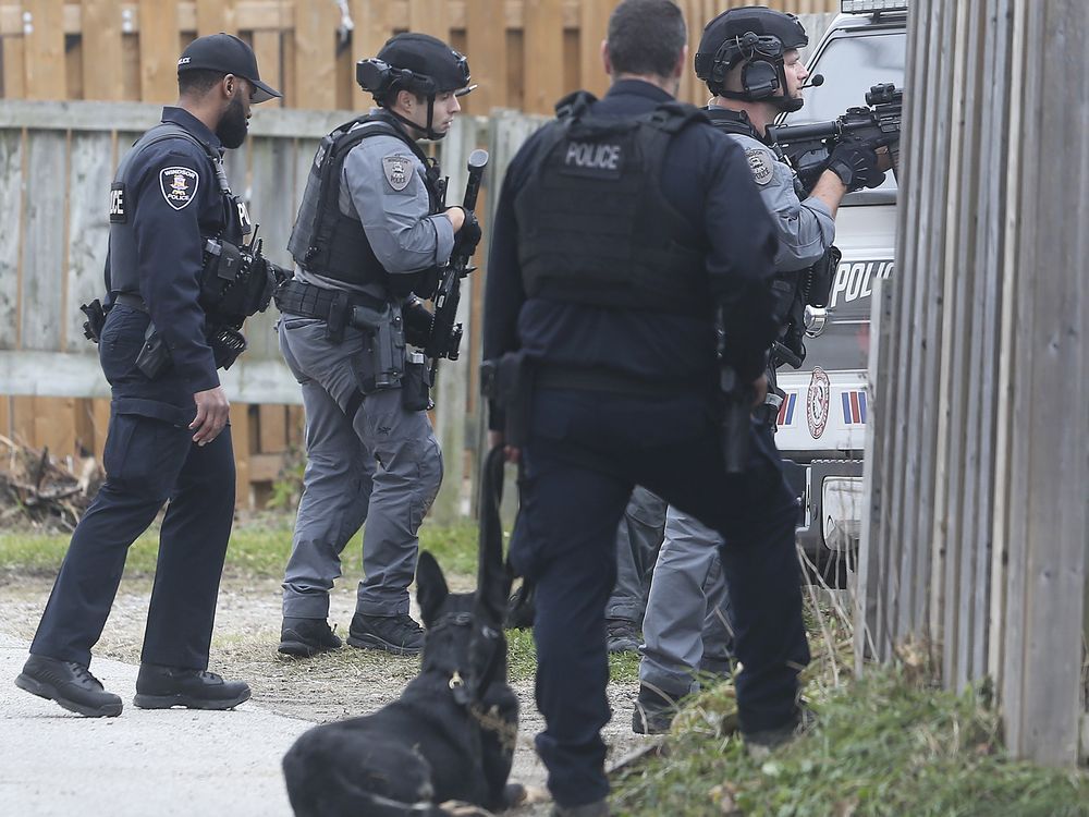 Police tactical team surrounds house | Windsor Star