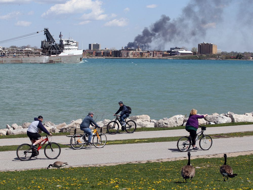 Large fire in Detroit's east end generates smoke visible from Windsor ...