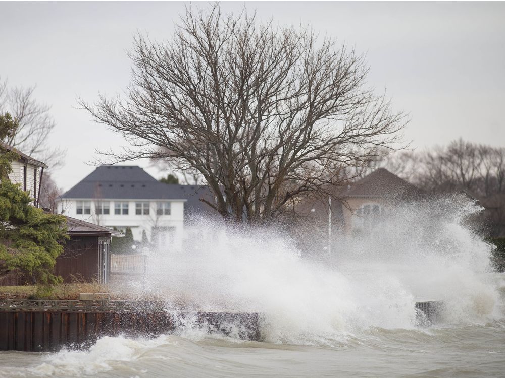 PHOTOS: High winds bring big waves | Windsor Star
