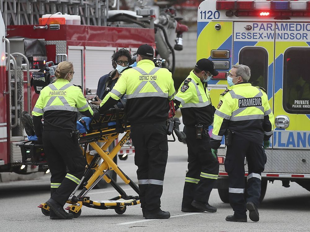 PHOTOS: Firefighters extinguish apartment fire | Windsor Star