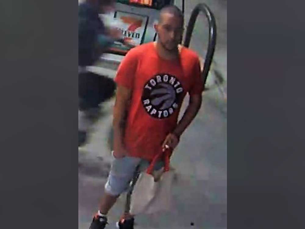 Windsor Police Seek Man Who Swung Bag As Weapon Windsor Star