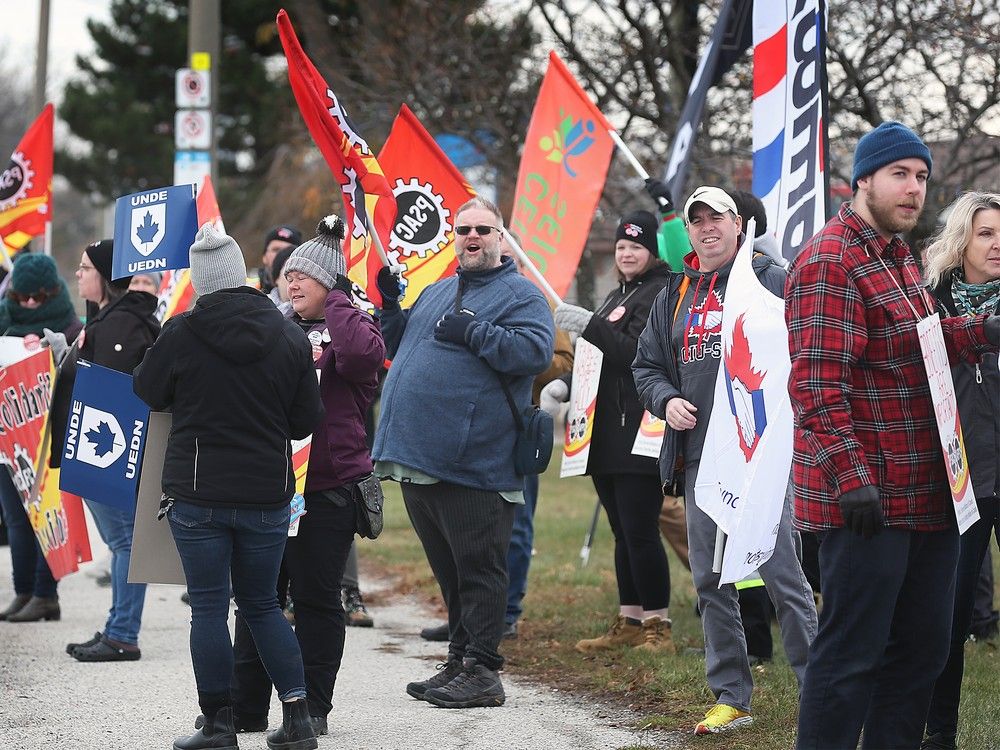 Federal workers rally in Windsor over bargaining frustrations | Windsor ...