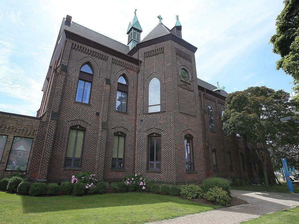 Windsor scrambles to keep bulldozers away from heritage buildings ...