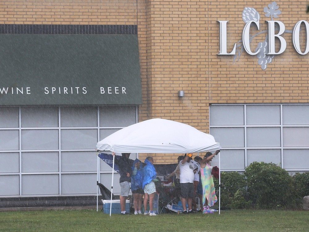 ‘Supplies dwindling’ — Windsor bars, restaurants feel LCBO strike pain ...