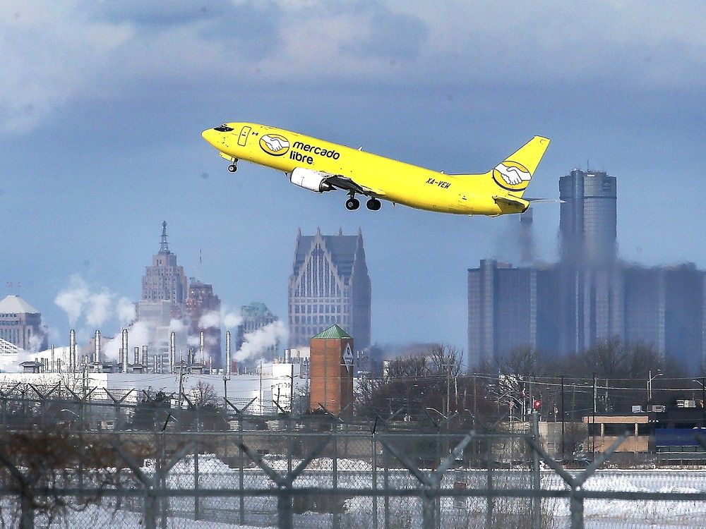 Toronto jet crash, winter storms disrupting Windsor airport flights ...