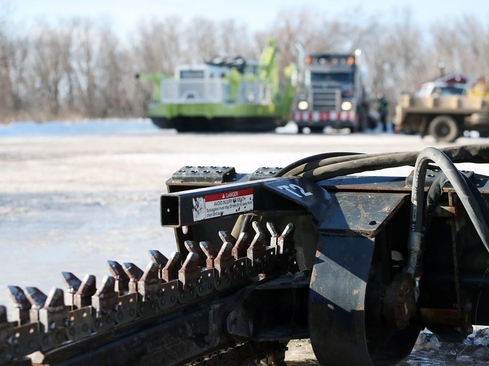 Ice busting machines hit Red River | Winnipeg Sun