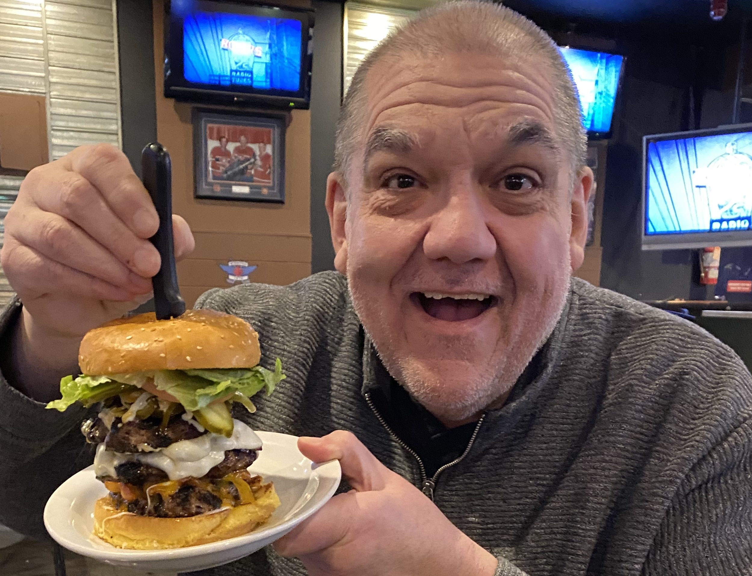 HAL'S KITCHEN: Now that's a burger! | Winnipeg Sun