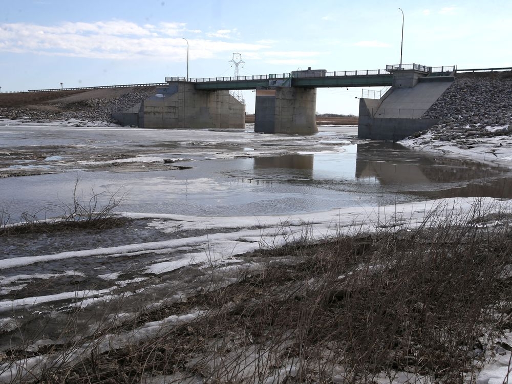 Floodway activated, as Red River crests in southern Manitoba | Winnipeg Sun