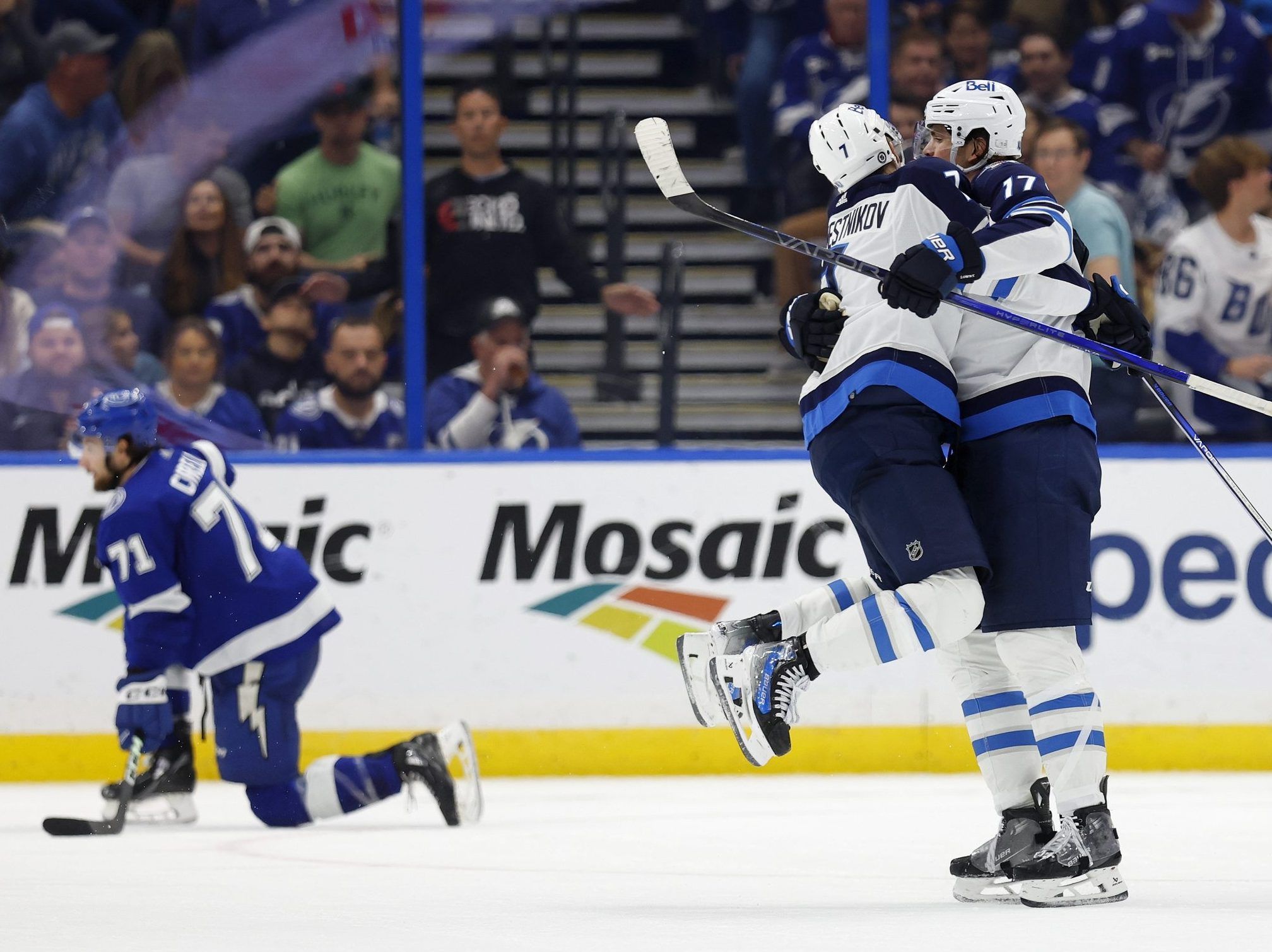 Adam Lowry snaps drought, lifts Jets to fourth straight win | Winnipeg Sun