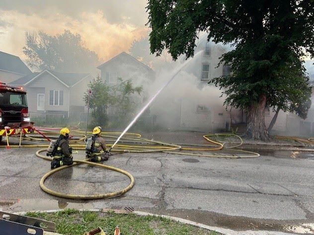 Fire crews respond to two early morning blazes | Winnipeg Sun