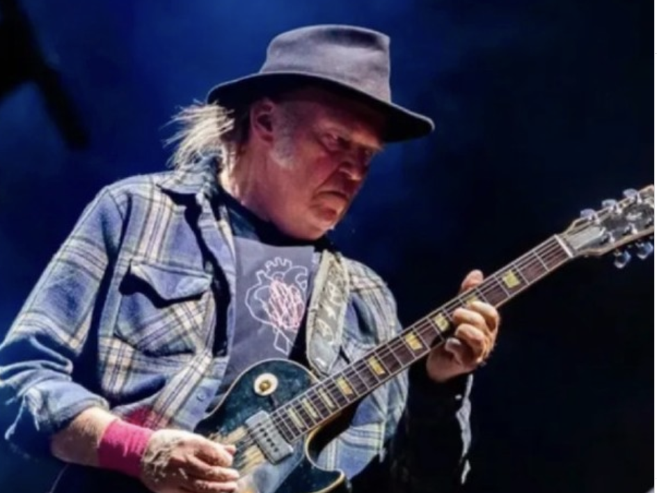 Neil Young rushes to hospital after California show | Winnipeg Sun